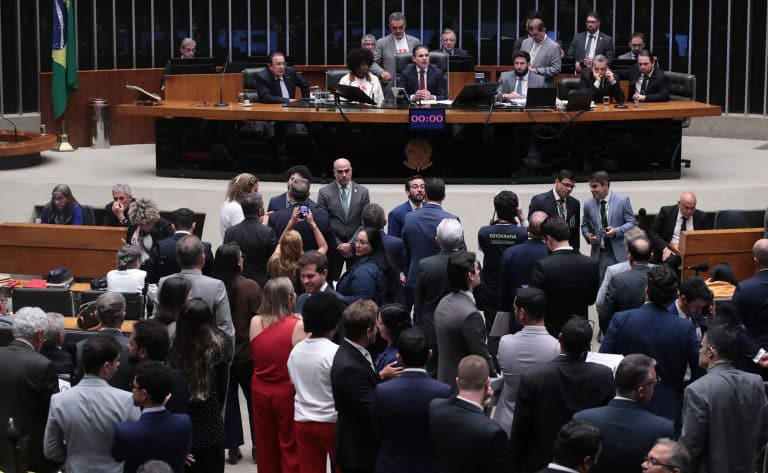 Veja como votou cada deputado no fim da escala 6×1