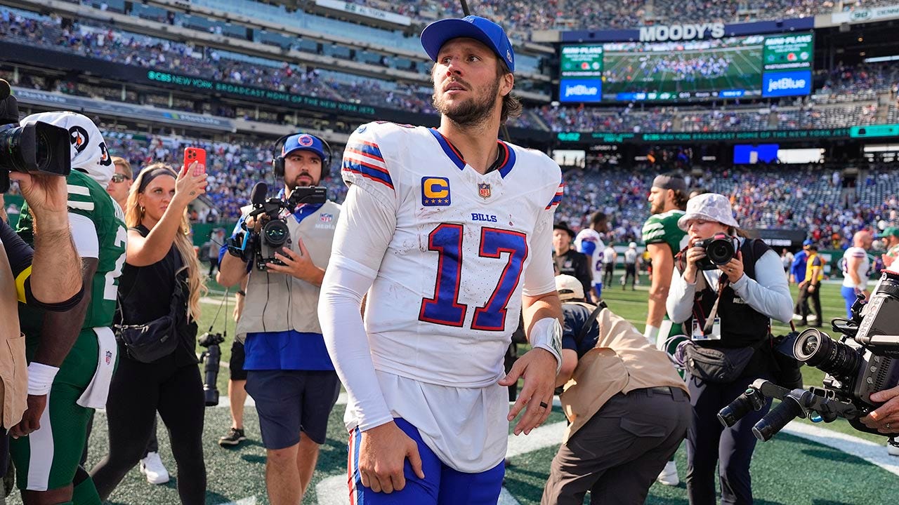 Josh Allen surprises kids at recess and the reaction from young Bills ...