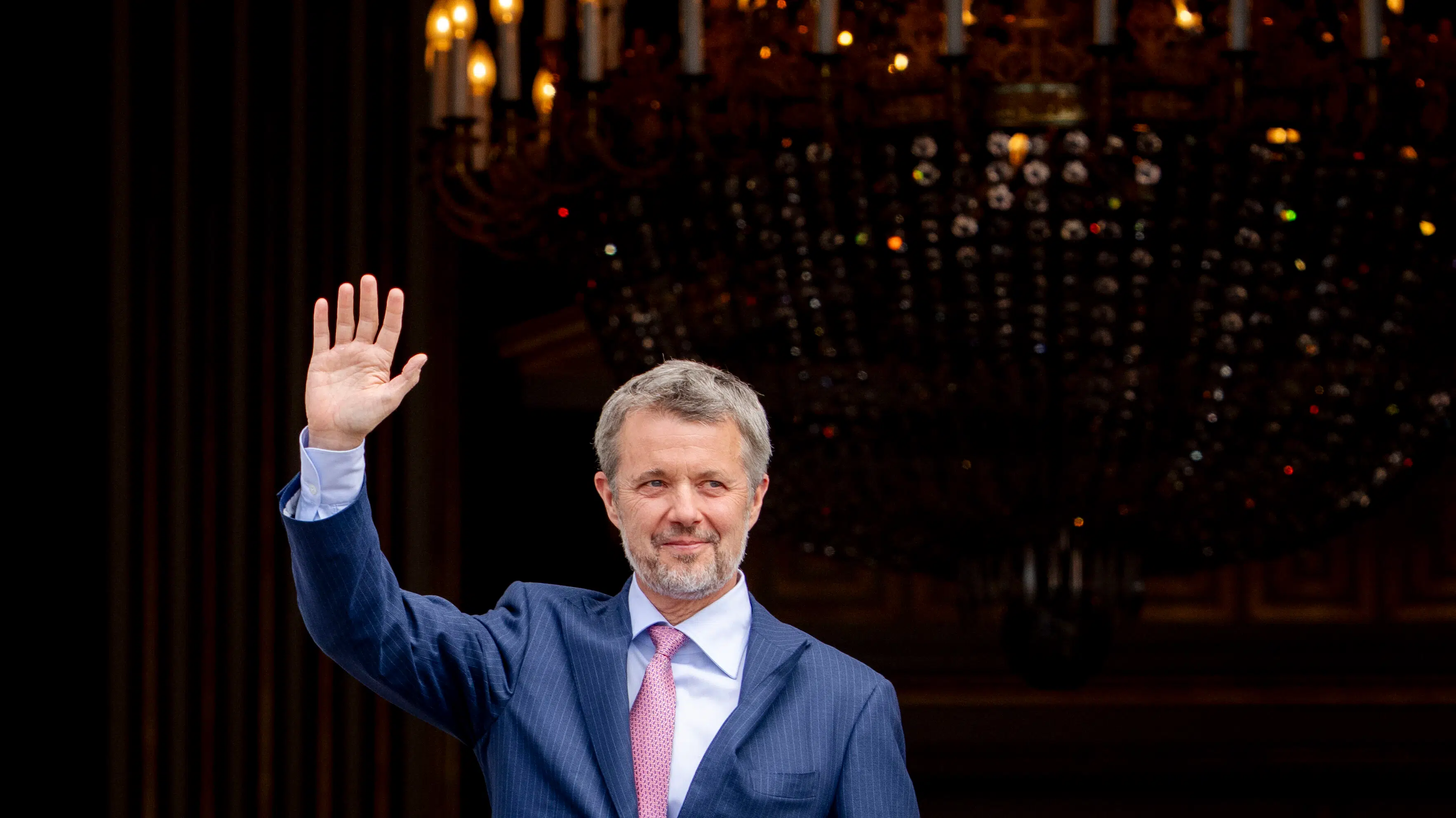 Kong Frederik kørte selv til sin fødselsdag – i vanvittig lækker Porsche