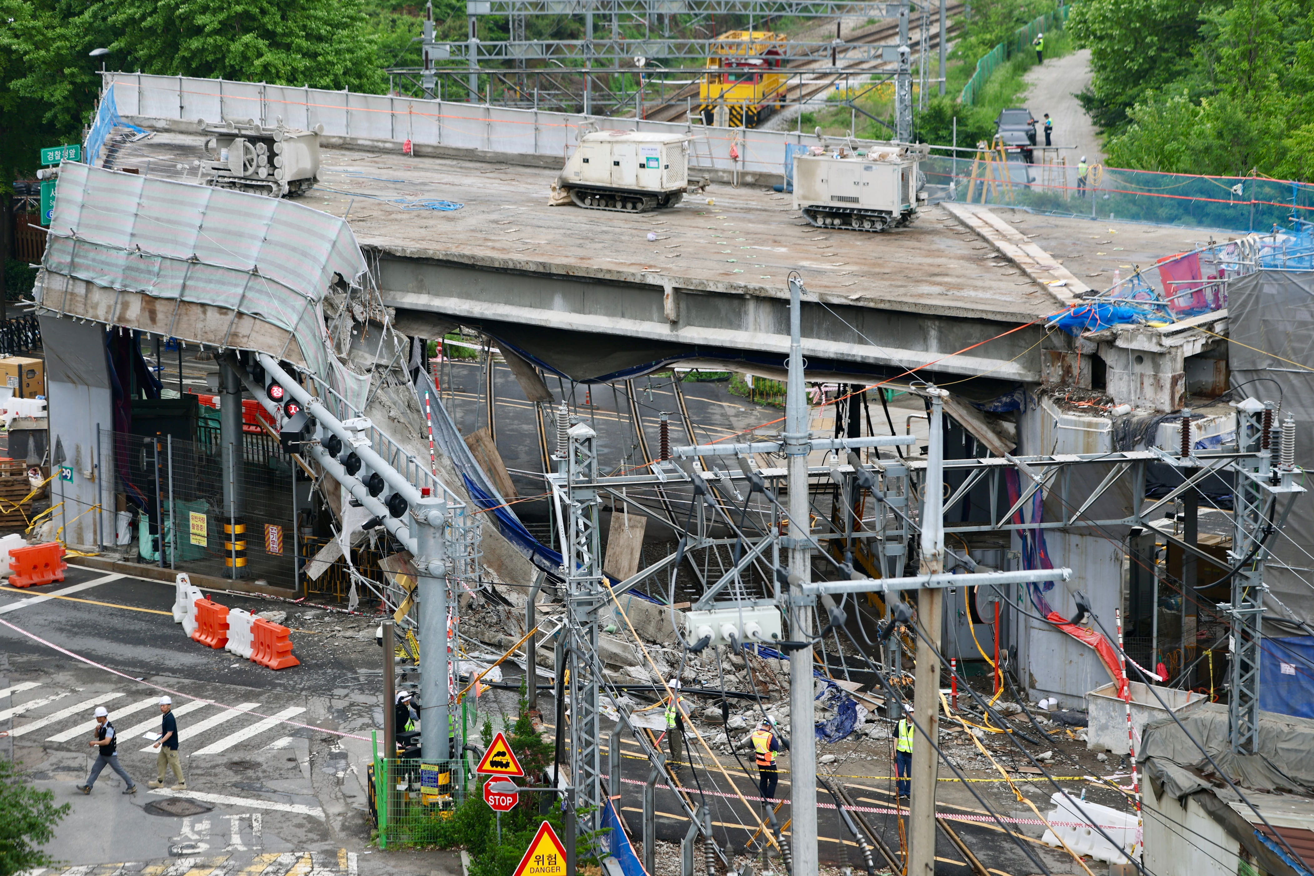 Seosomun overpass collapses after Mugunghwa train passes