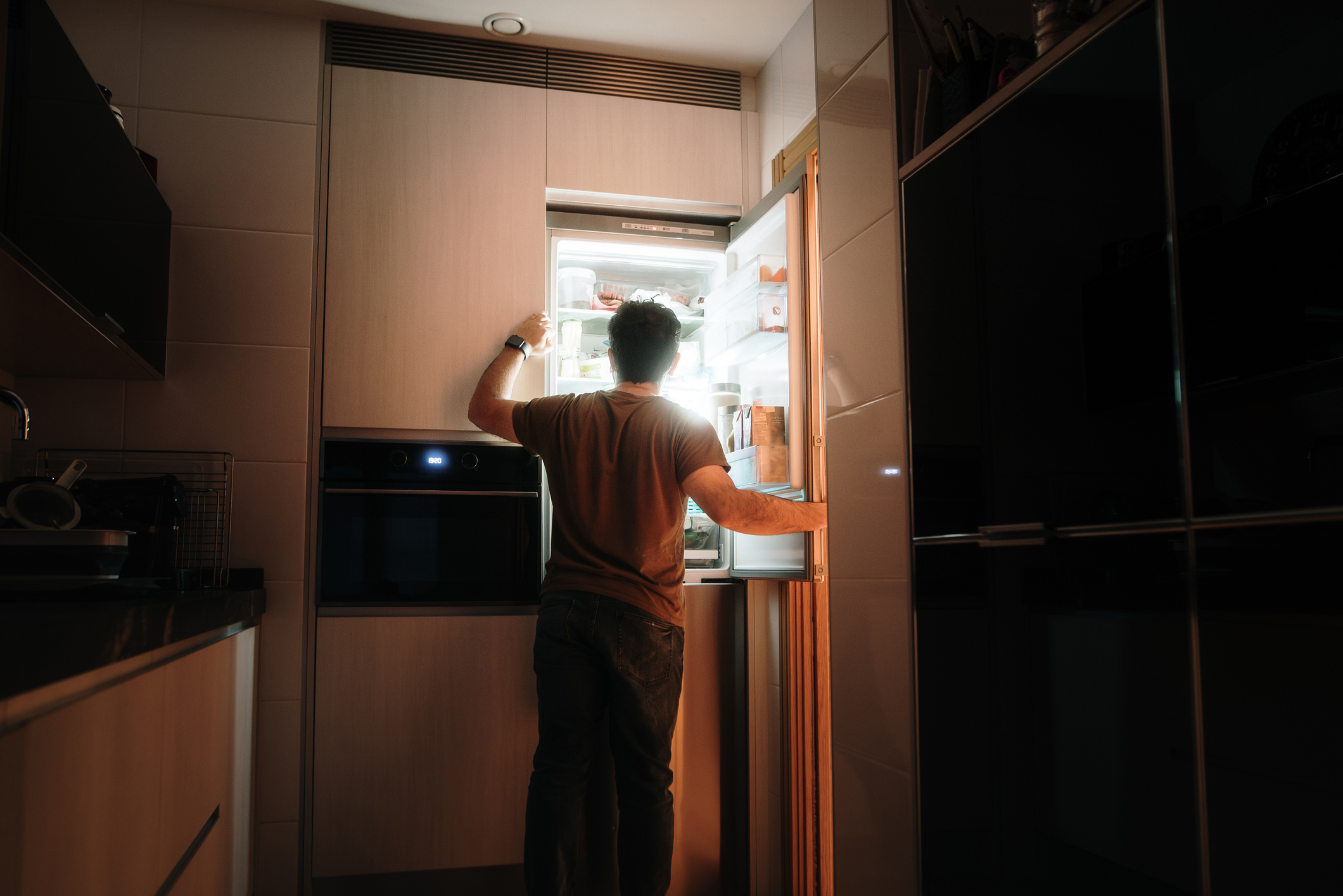 Koelkast open om 22:00? Zo tem je je avondhonger zonder dieetstress