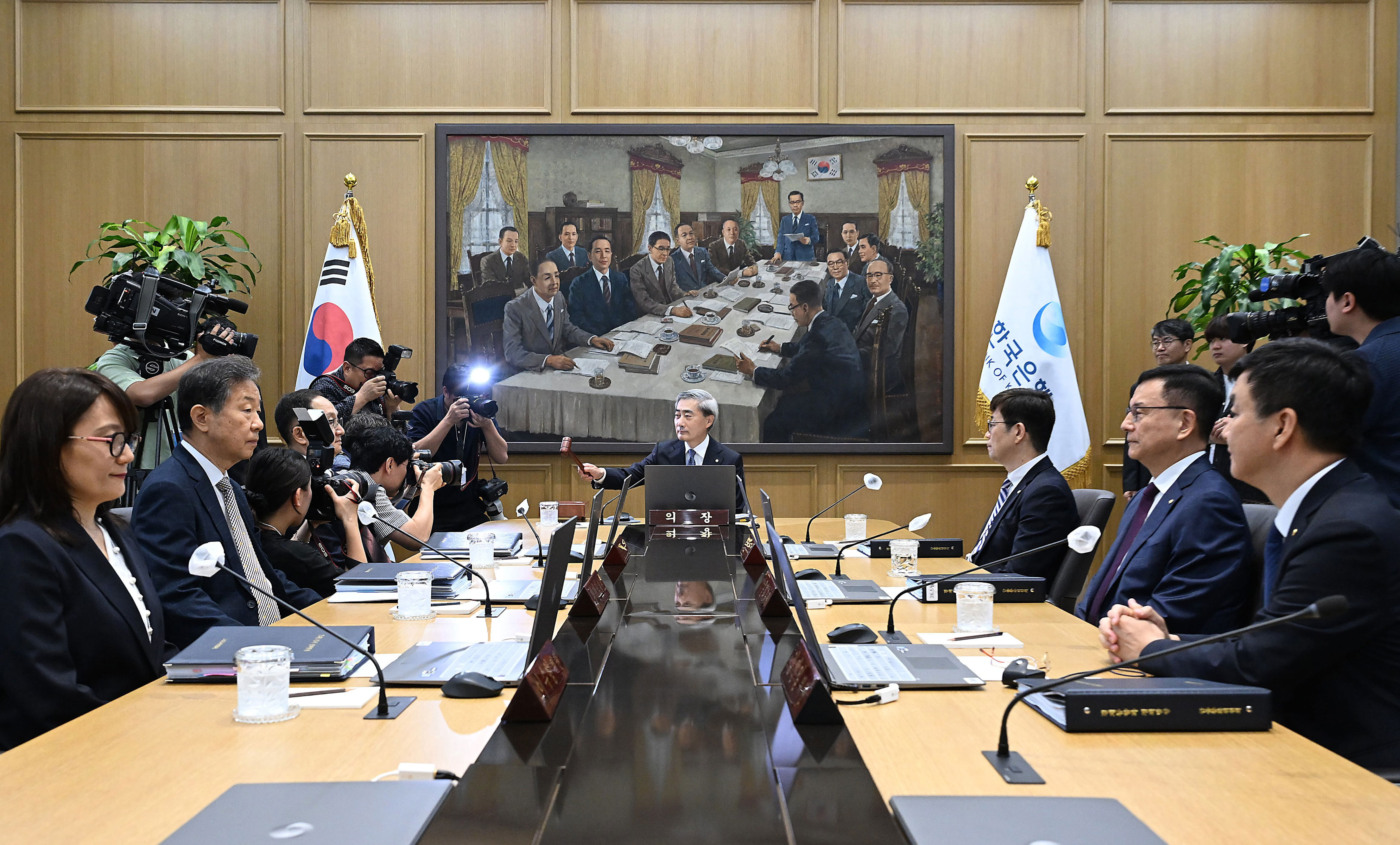 Bank of Korea mentions 'base rate hikes,' signaling rate-hike cycle