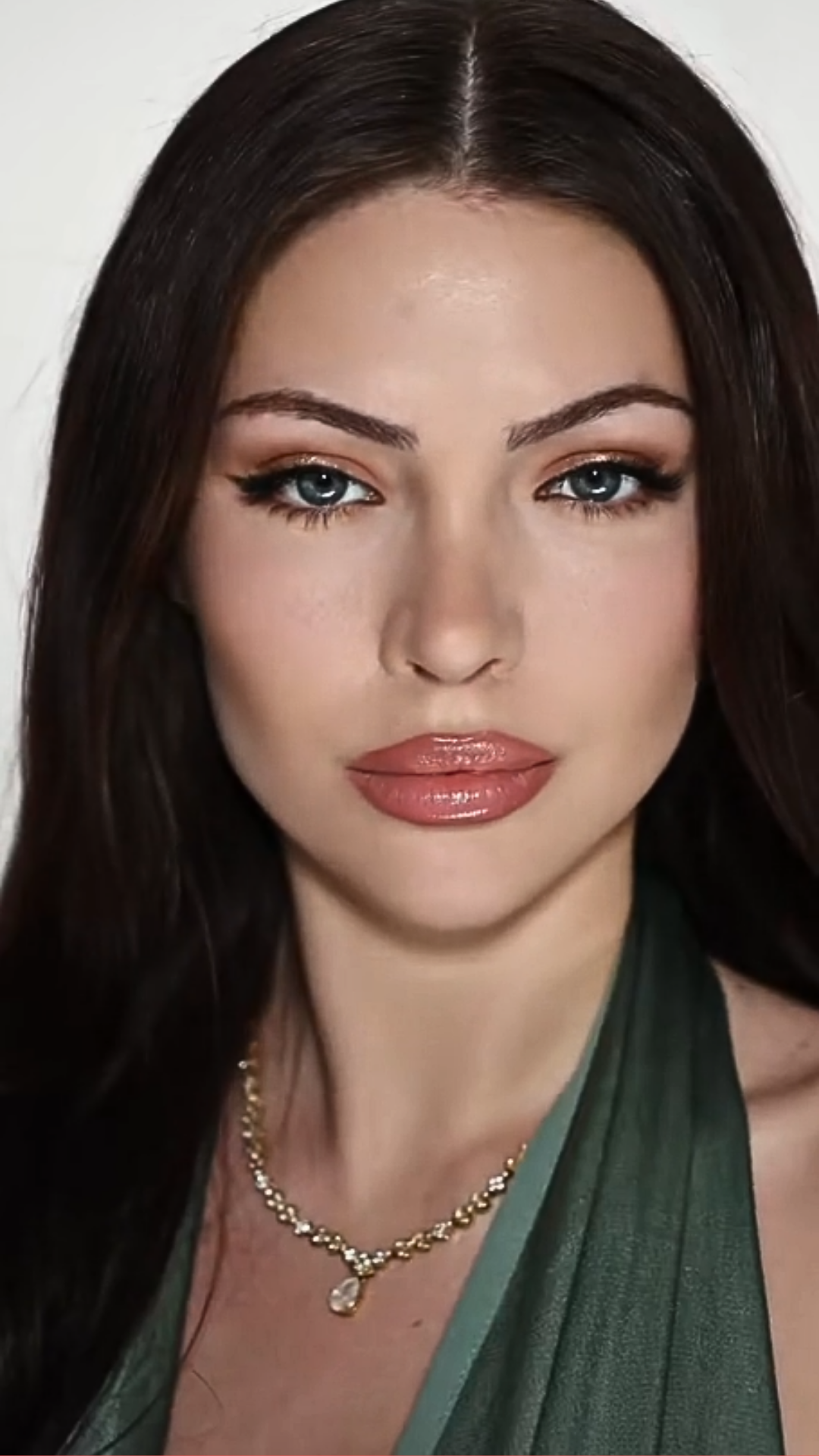 Perfect prom makeup look for any dress