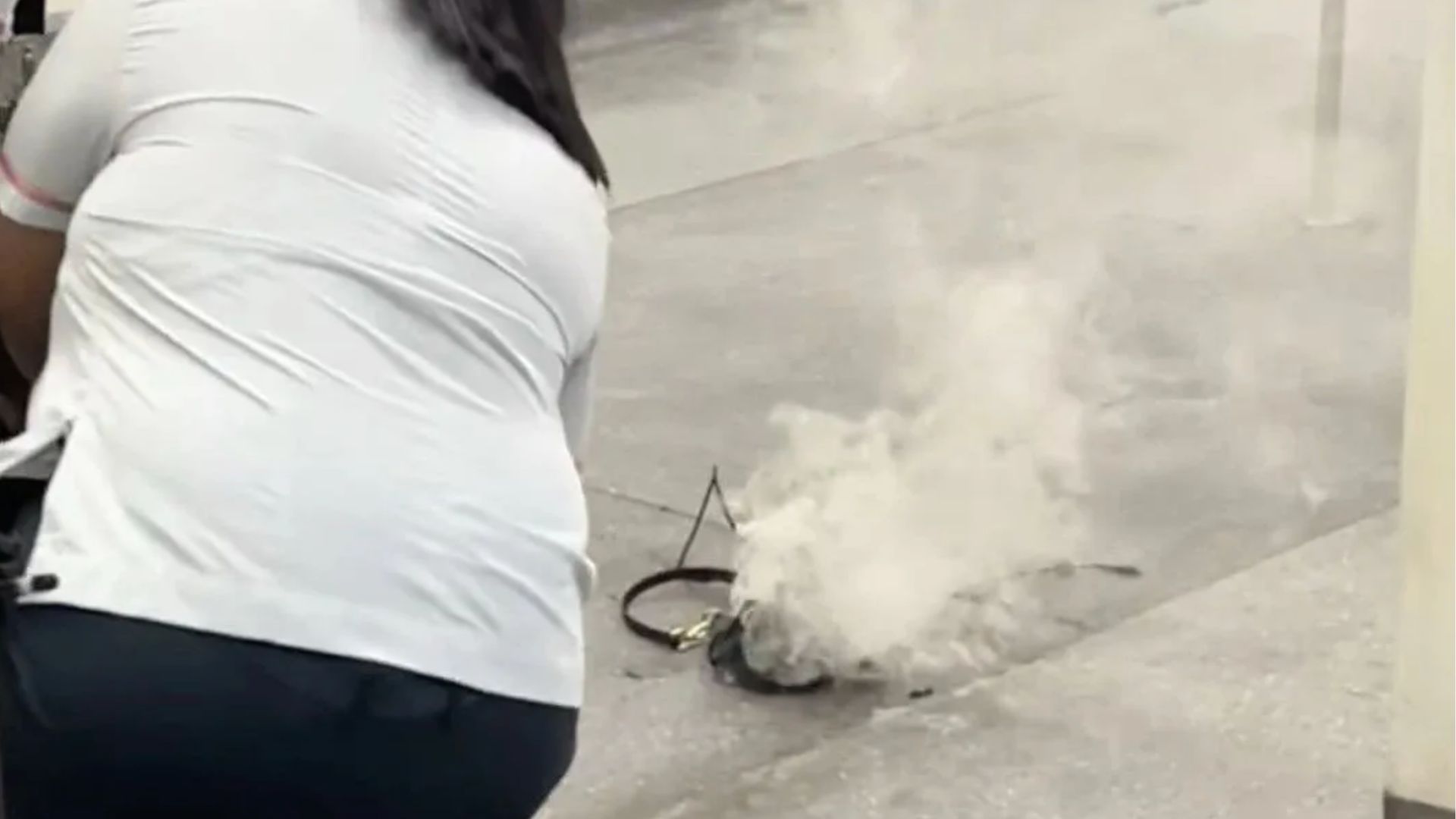 Power bank suddenly caught fire and emitted smoke on Singapore MRT ...