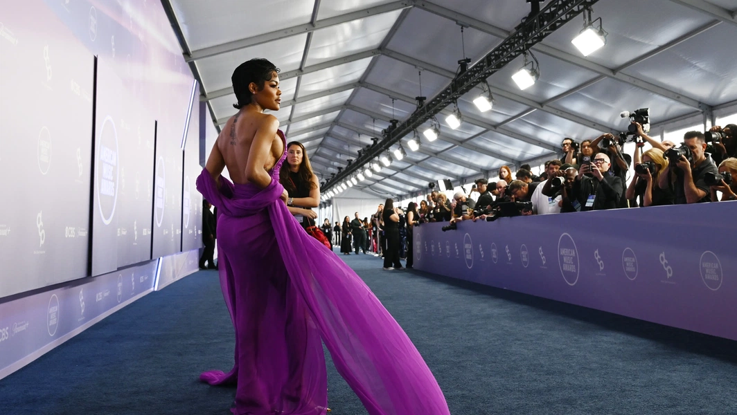 Teyana Taylor debuts edgy mullet and Balenciaga gown at AMAs