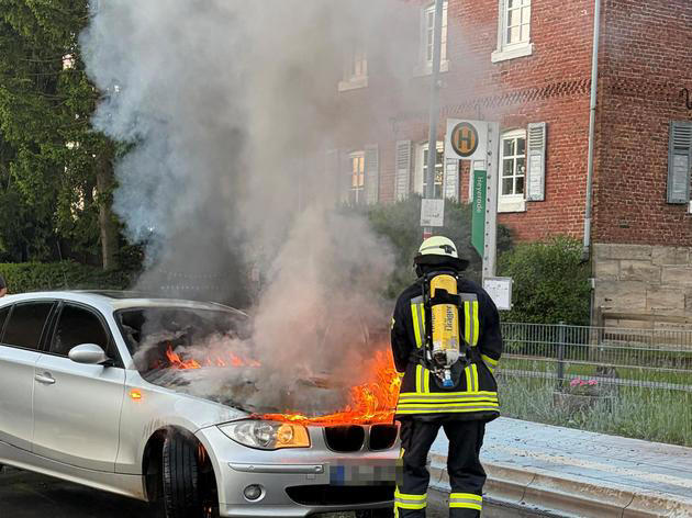 Feuerwehr Pfaffenbachtal: Auto fängt in Heyerode Feuer
