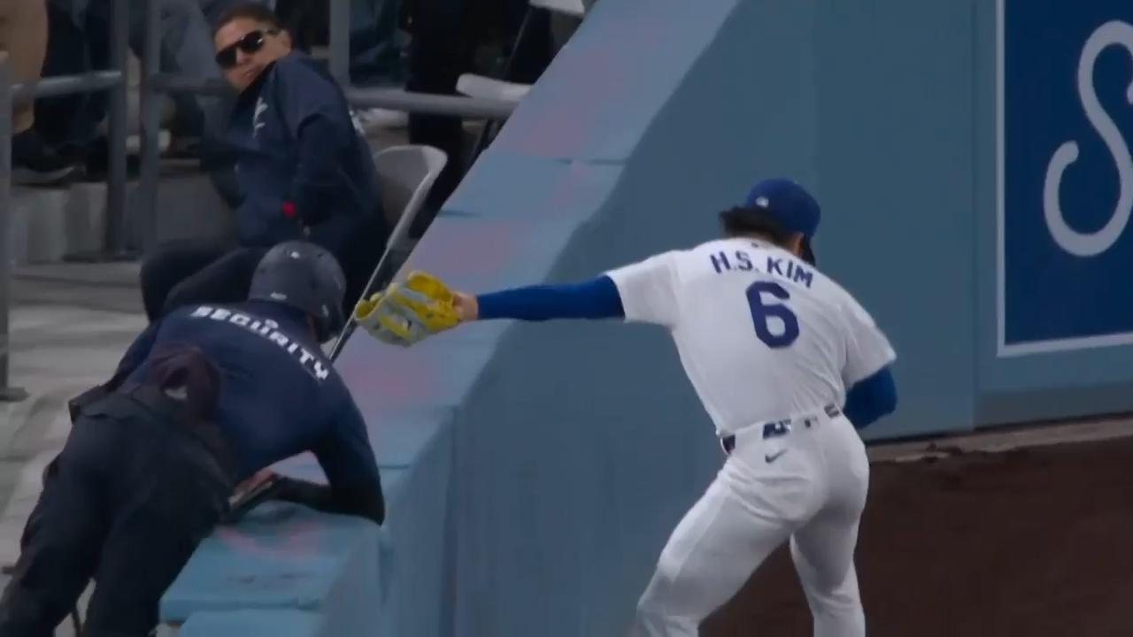 Moment: Dodgers' Kim Hyeseong makes amazing catch in foul territory