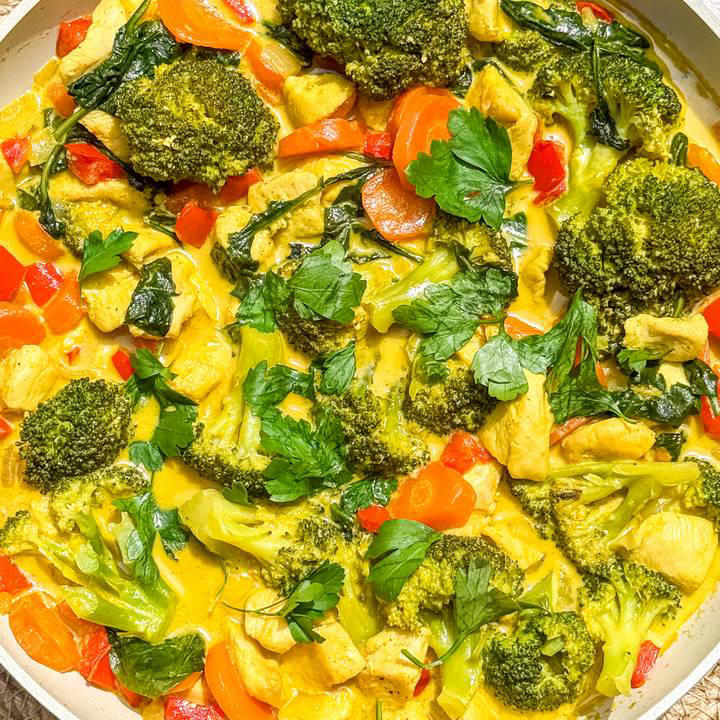 Csirkecurry roppanós zöldségekkel: egytálétel 30 perc alatt