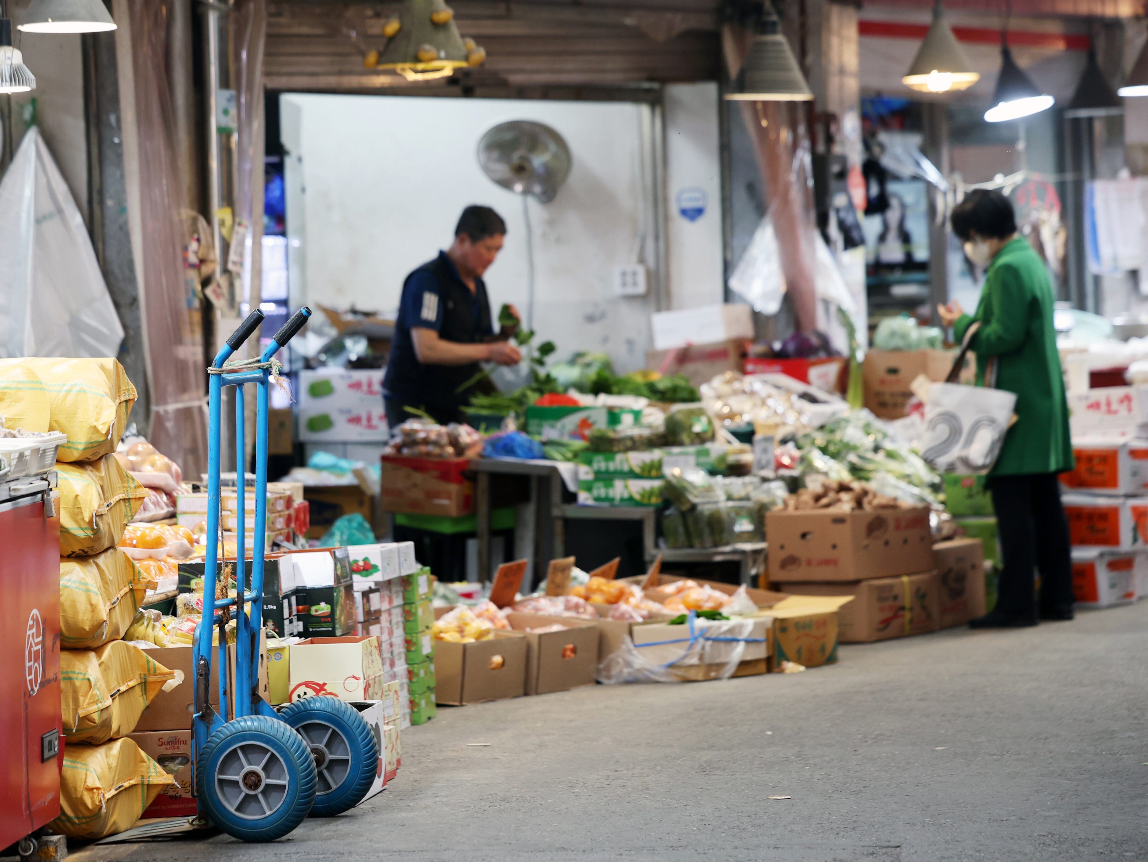 Real income growth slows to 0.4% in first quarter