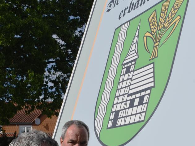 Landesbischof besucht schiefen Kirchturm – und bringt kein Geld mit