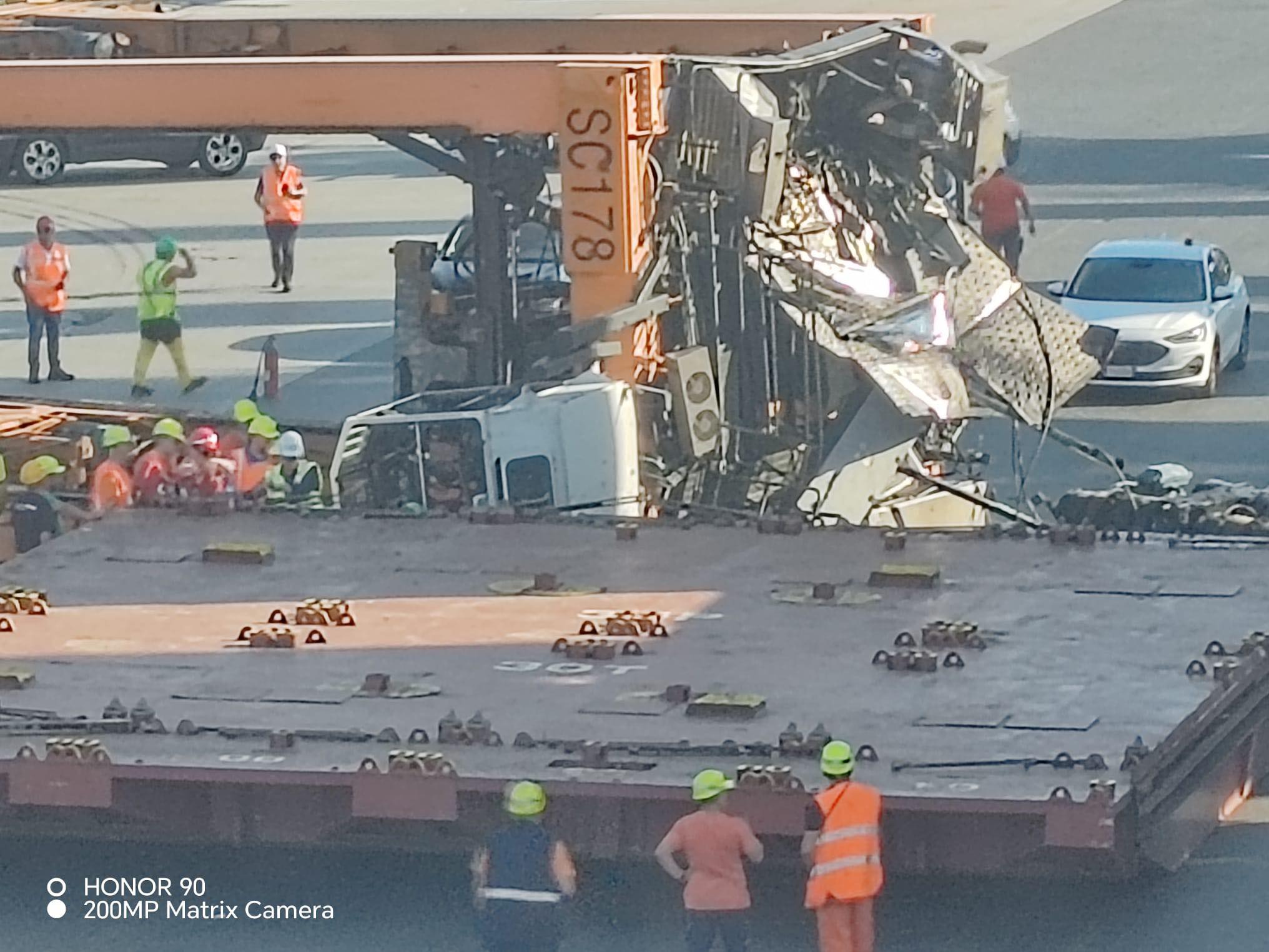 Paura al porto di Gioia Tauro, precipita una gru: operaio ferito