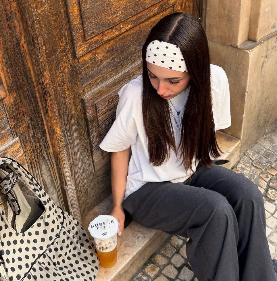 Tips memakai aksesori hairband kain yang simpel tapi stylish