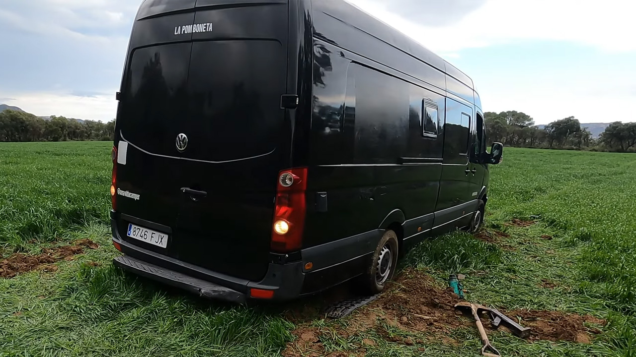 Camper atrapada en barro camino a España