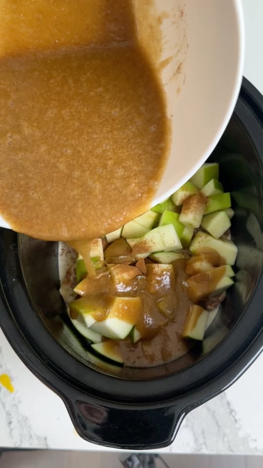 Delicious crockpot dessert recipe with cinnamon rolls