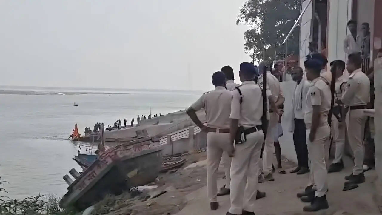 Several feared dead after boat carrying 14 overturns in Ganga near ...