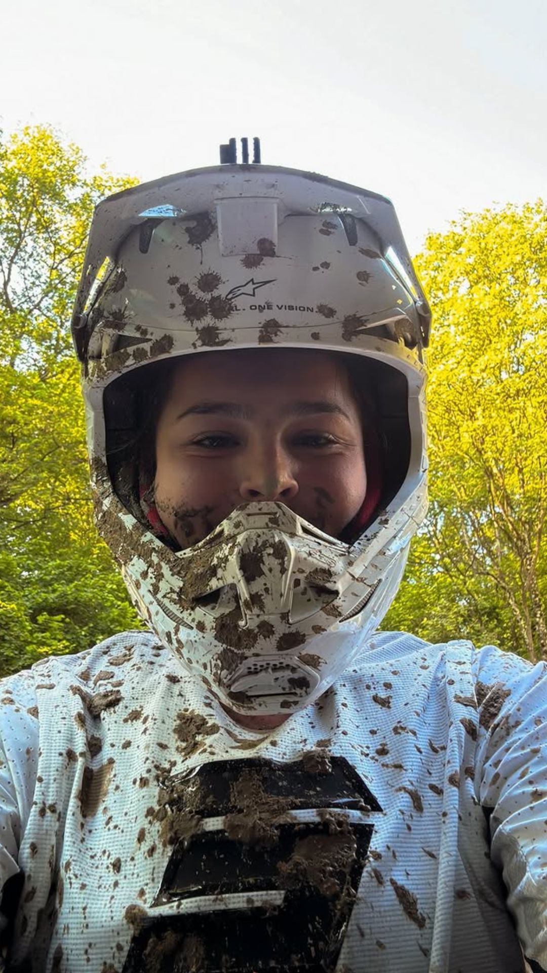 Biker-Girl Glücksmoment auf dem Motorrad in Weiß