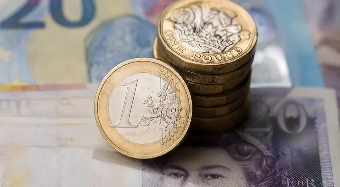 Pound falls against dollar amid escalating US-Iran tensions