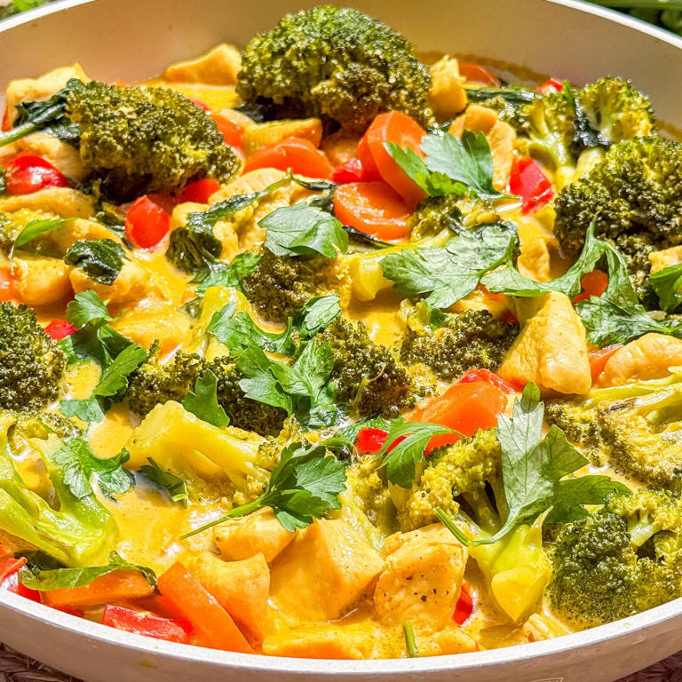 Csirkecurry roppanós zöldségekkel: egytálétel 30 perc alatt