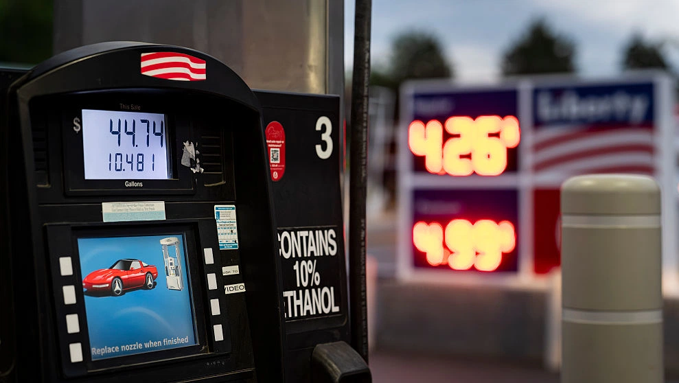 Navellier adds energy stocks despite oil price slide