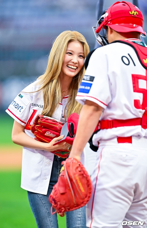 【PHOTO】LIGHTSUM サンア、始球式に登場…美しい投球フォーム