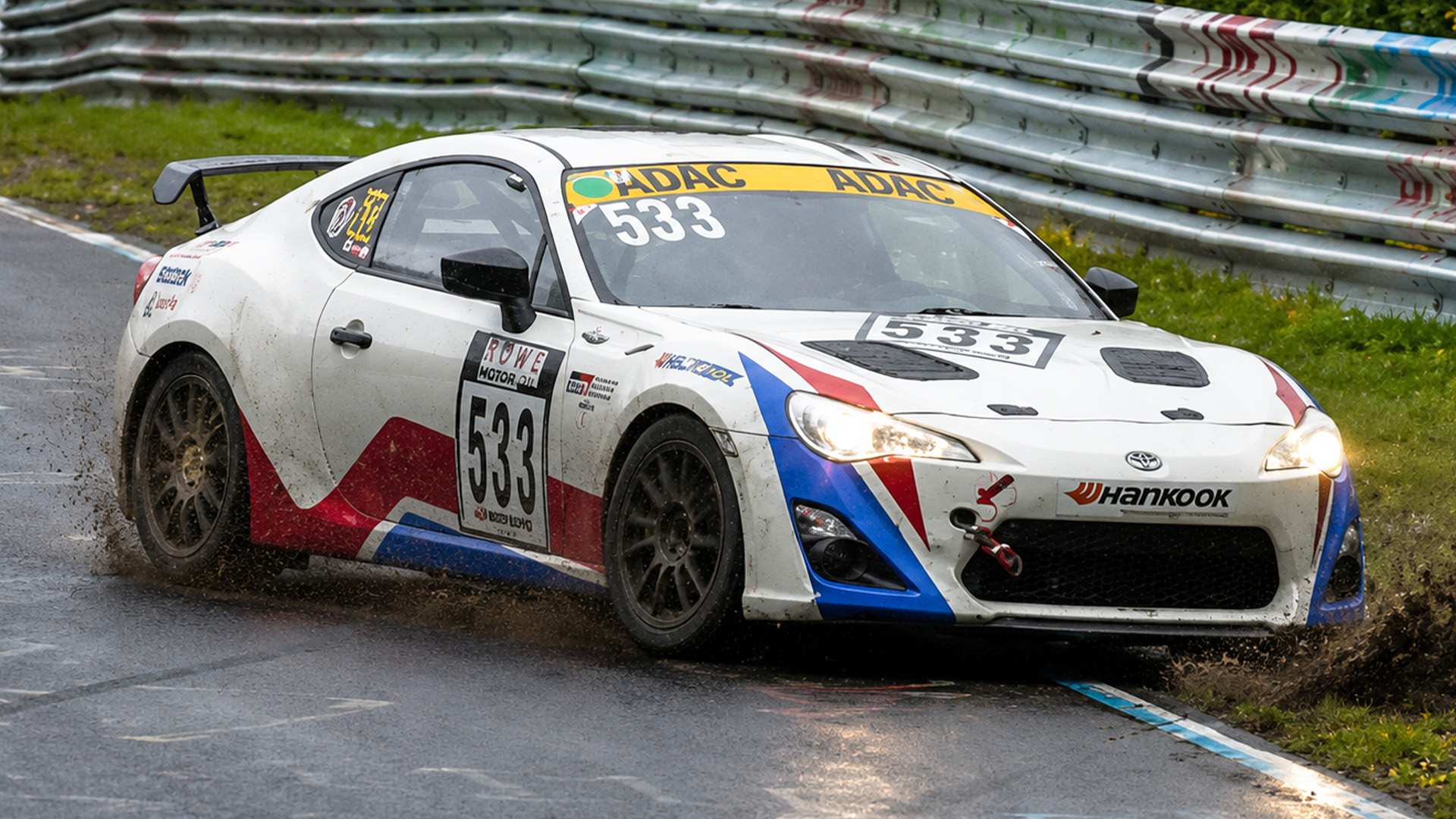 Kørere fortsætter med at kæmpe mod glatte forhold under Nürburgring RCN-løb