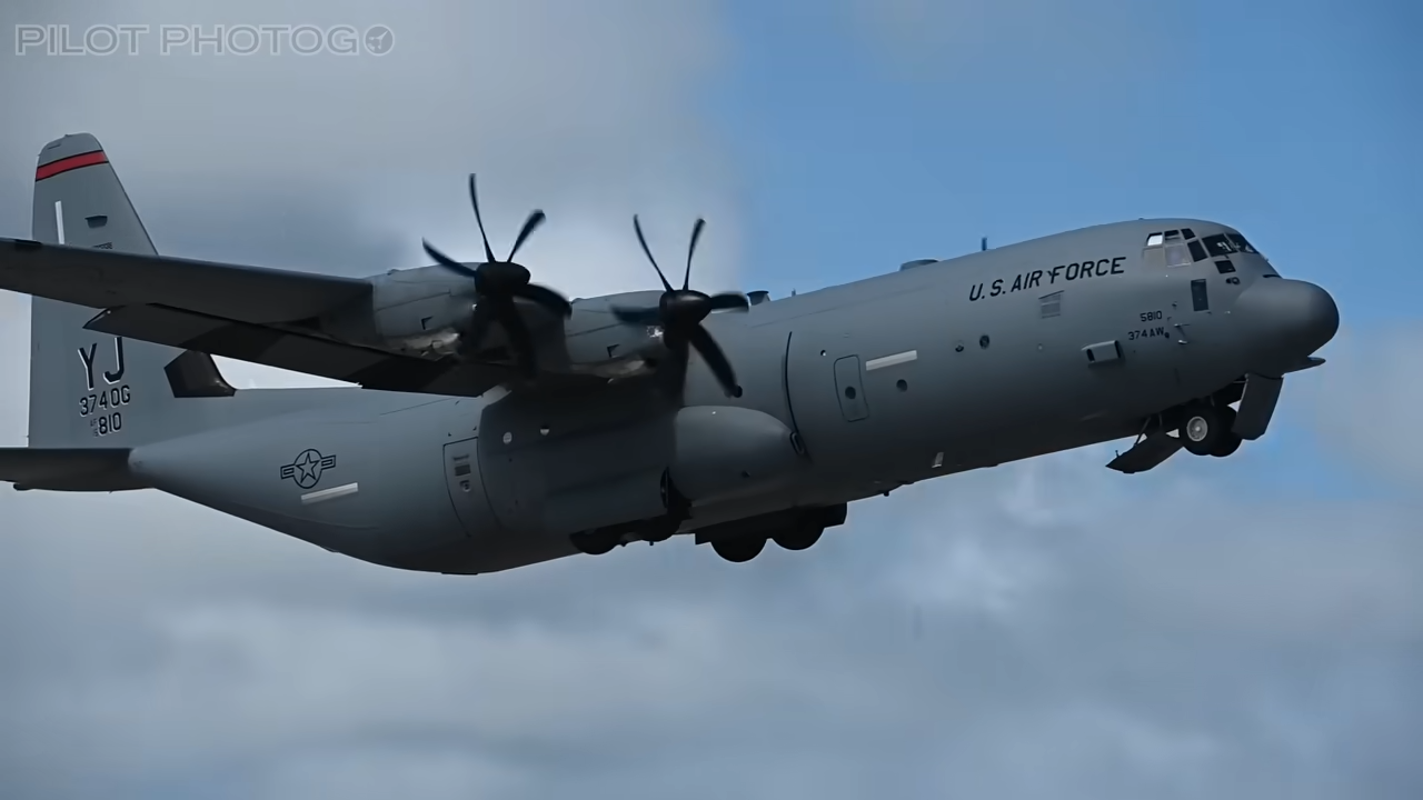 How the US built the C-17 to do everything - "Hybrid giant"