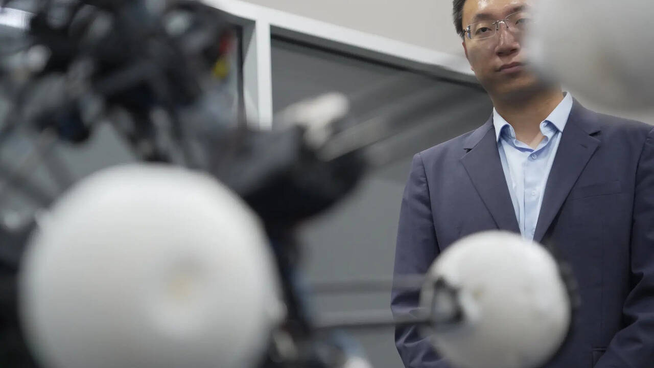 Duke University develops multi-directional robot Argus with 20 legs