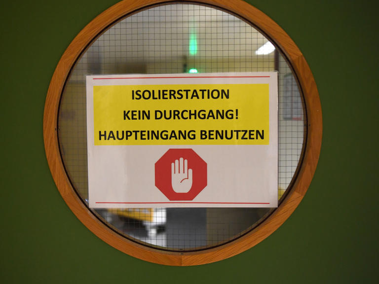 Uganda-Rückkehrerin nach Ebola-Verdacht nach Wien überstellt