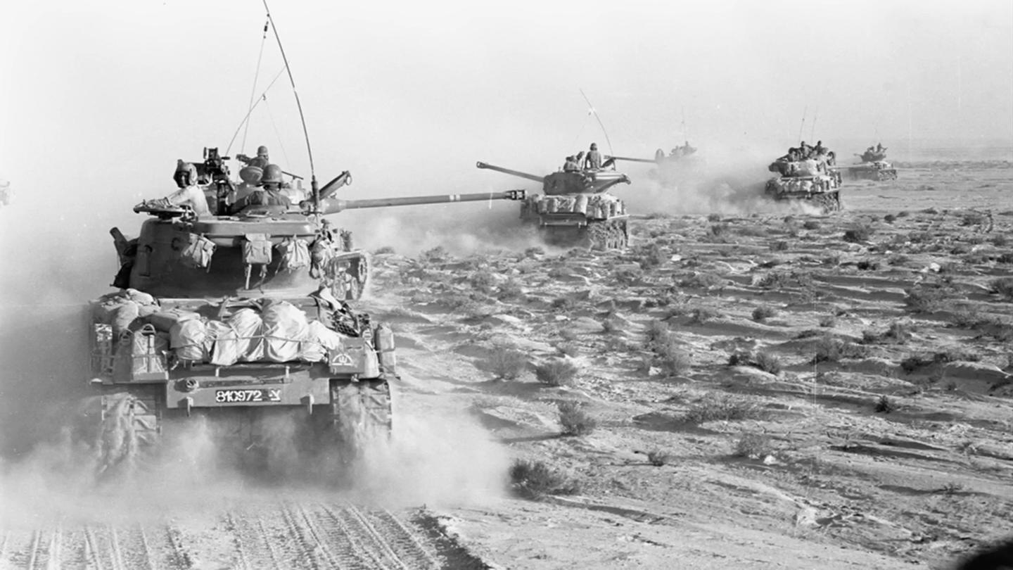 Schau, was passiert, wenn Panzer aus dem Zweiten Weltkrieg plötzlich ...