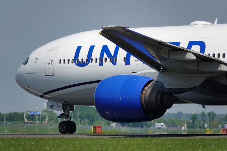 United Airlines pilot threatens passengers with FBI over Wi-Fi hotspot name