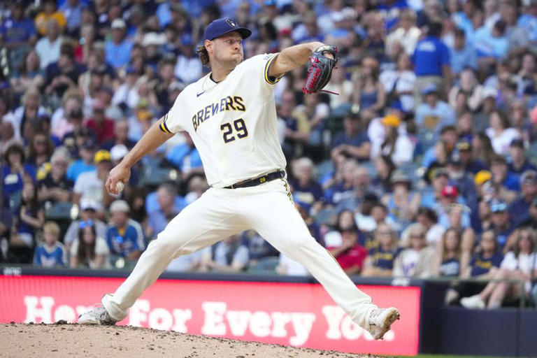 MLB roundup: Ian Happ-led Cubs blast Pirates to halt 10-game skid