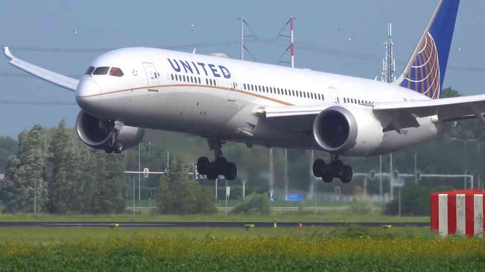 Watch storm crosswinds throw airliners sideways over Amsterdam - "No ...