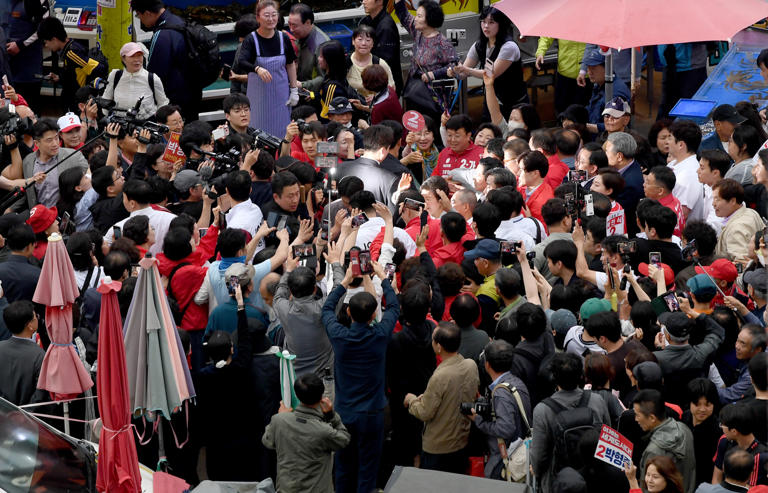 Current and former presidents stump in Busan ahead of June 3 elections