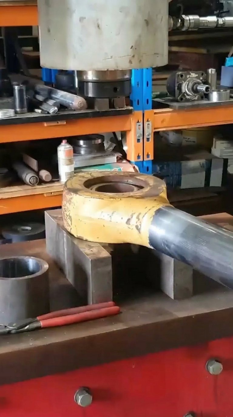 CAT D10 dozer cylinder rebuild