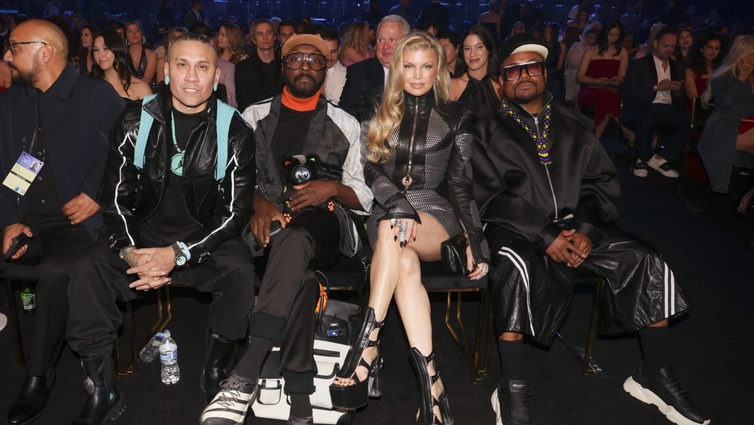 Fergie reunites with Black Eyed Peas for AMA win