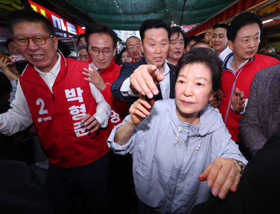 Current and former presidents stump in Busan ahead of June 3 elections
