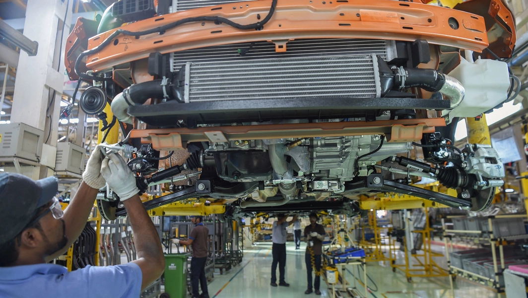 CA Nitin Kaushik warns ₹25k car EMI can erode ₹10 lakh wealth