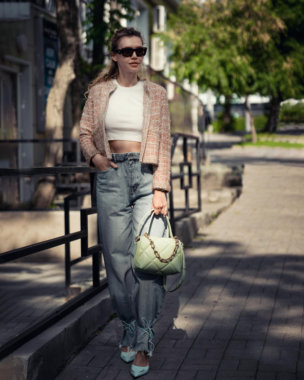 Tips styling tweed jacket yang bisa dicoba