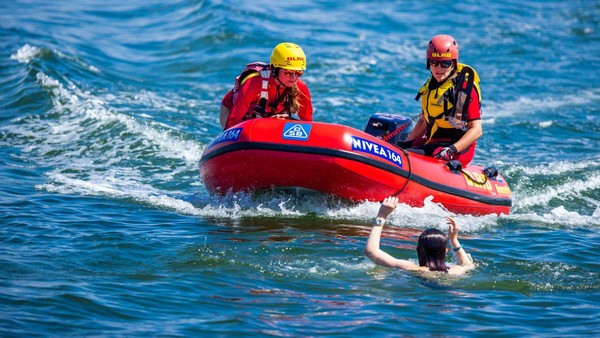 Hitzetage am Wasser: So schützen Sie sich vor Badeunfällen