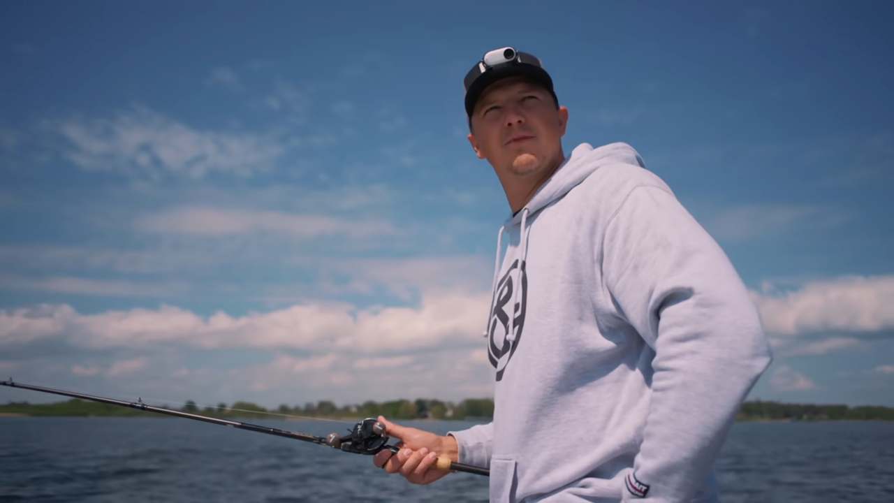 Angler wehrt sich gegen Bootsfahrer - Krieg auf dem Wasser
