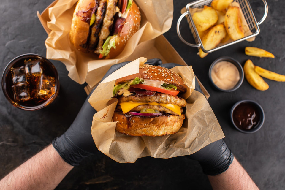 Od klasyków po smashe - Polacy kochają burgery! Niektórzy zamawiają je ...