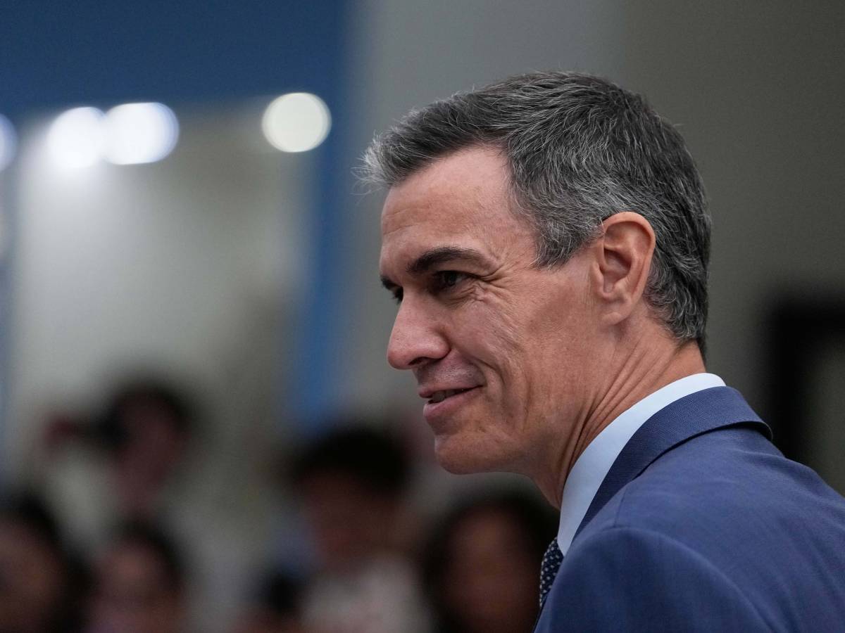 Sanchez sfida le inchieste e rilancia: "Avanti fino al 2027 e oltre"