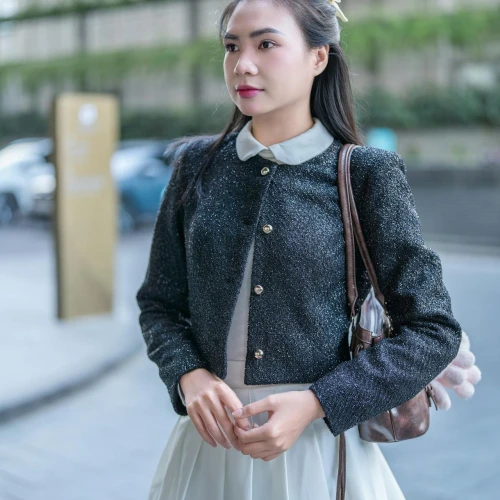 Tips styling tweed jacket yang bisa dicoba