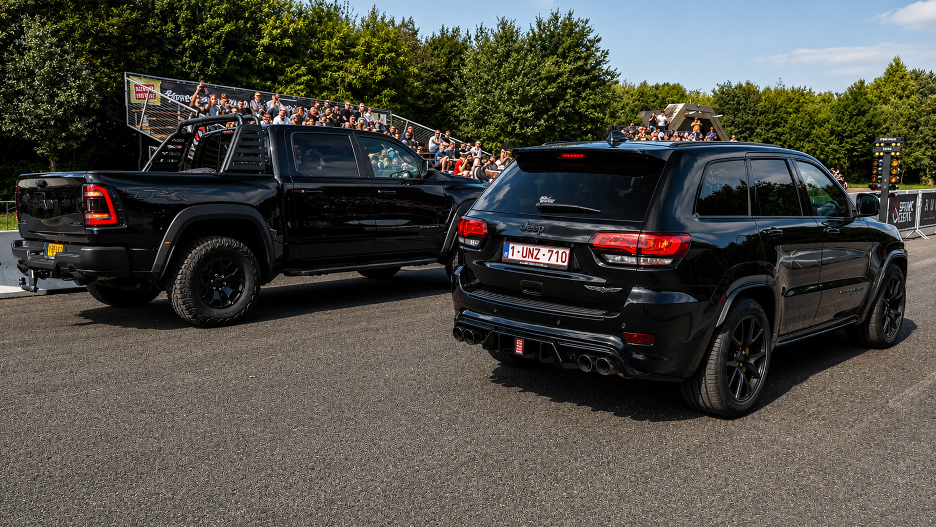 Jeep Trackhawk sfida Ram TRX in una drag race