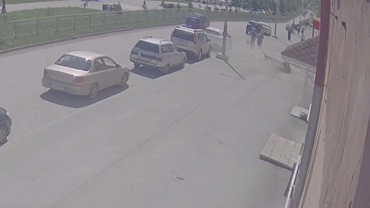 Close call: Pedestrians escape falling roof in Russia