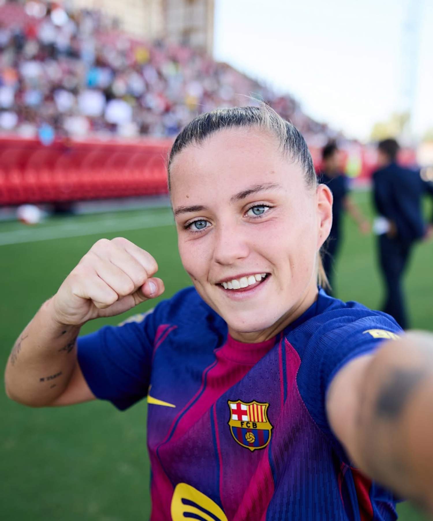 Clàudia Pina funde a los culés: beso que enamora, con su pareja, en un ...