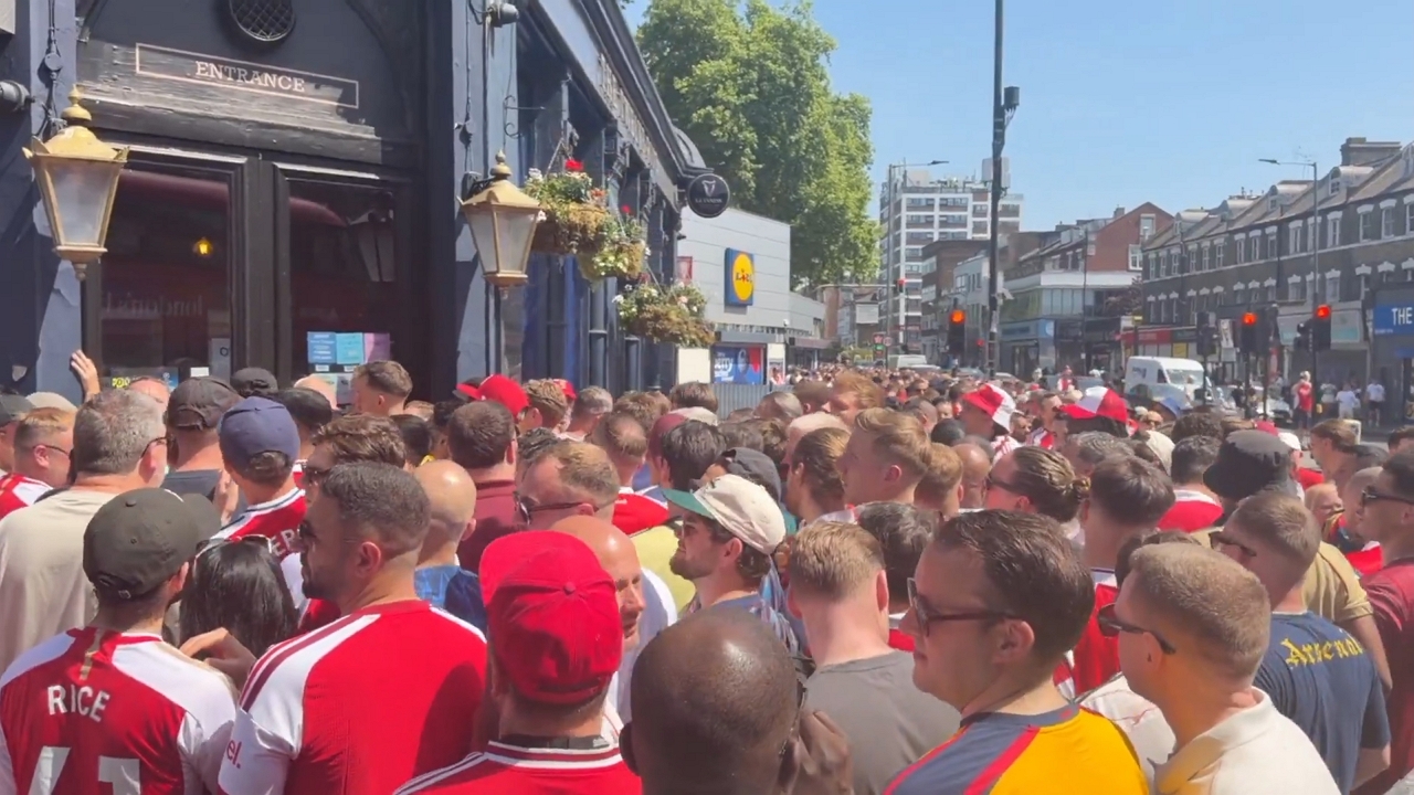 Arsenal fans celebrate Premier League win in London!