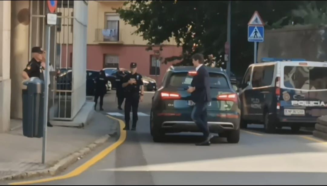 David Sánchez accede por la puerta trasera a la primera sesión de su ...