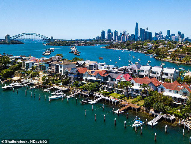 Aussie shares angry note left on their windshield after neighbour ...