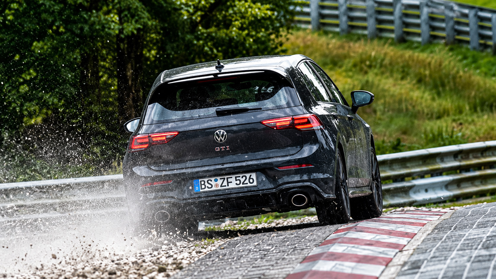Hatchback-Fahrer wirbelt nahe der Trennlinie Staub auf, während er am ...